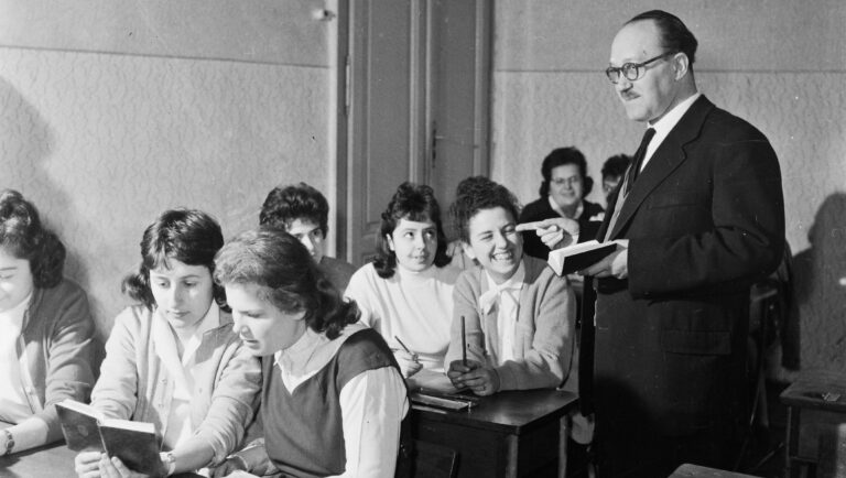 András István Arató, aka ‘Hide the Pain Harold’ and How He Became a ...